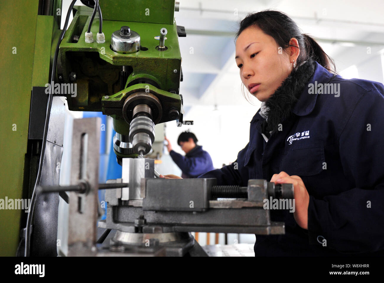 --FILE--Chinese workers manufacture parts of electrohydraulic servo ...