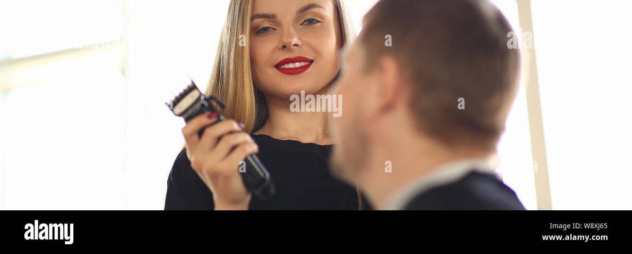 Woman hand holding razor hi-res stock photography and images - Alamy