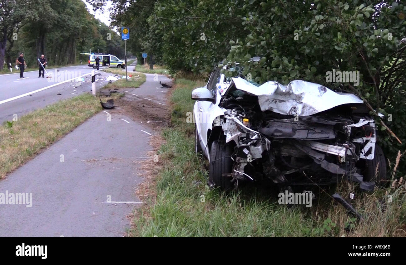 Hesel, Germany. 12th Aug, 2019. A broken car is standing at the scene ...