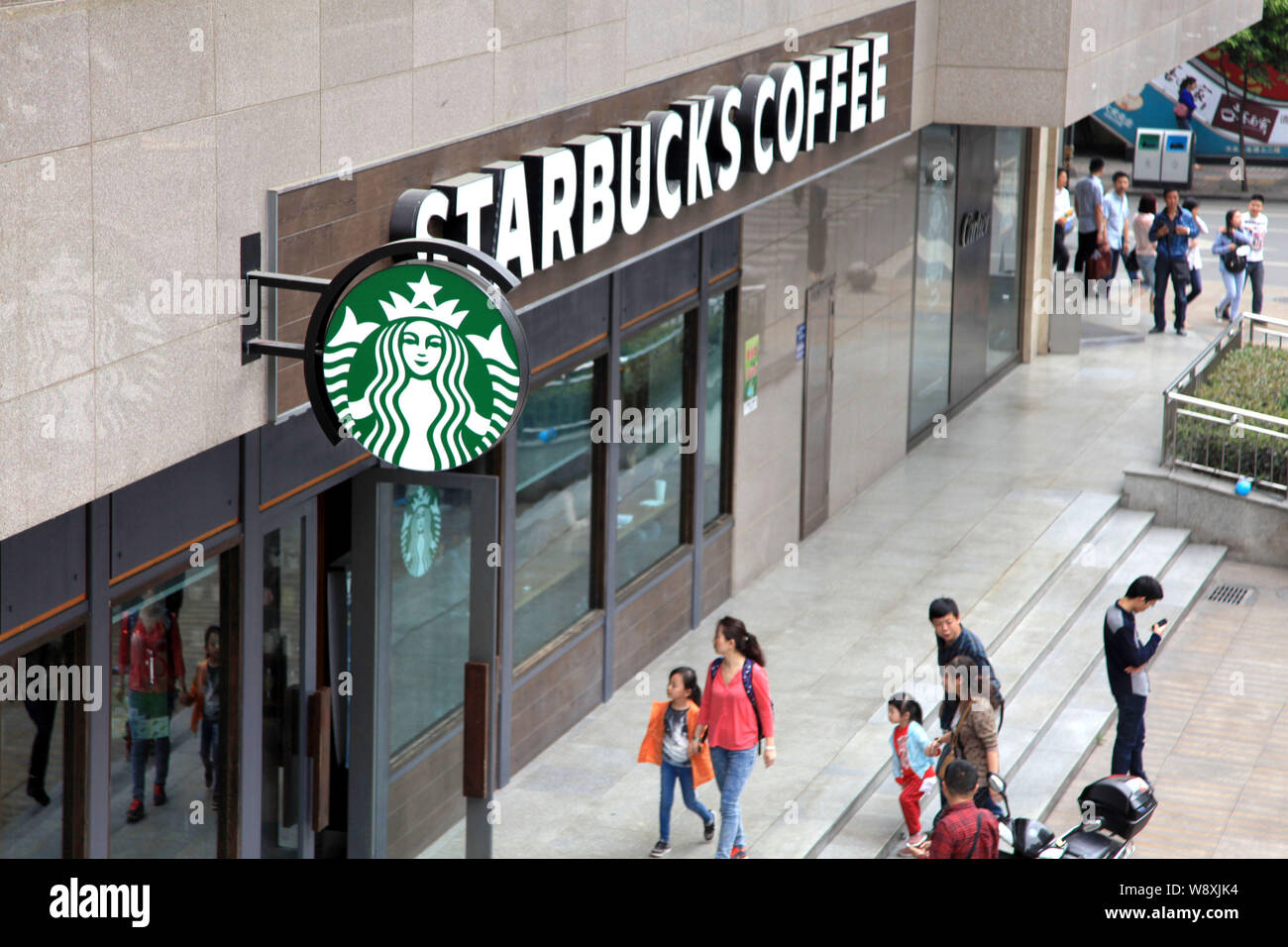 Starbucks coffee in chengdu china hi-res stock photography and images ...