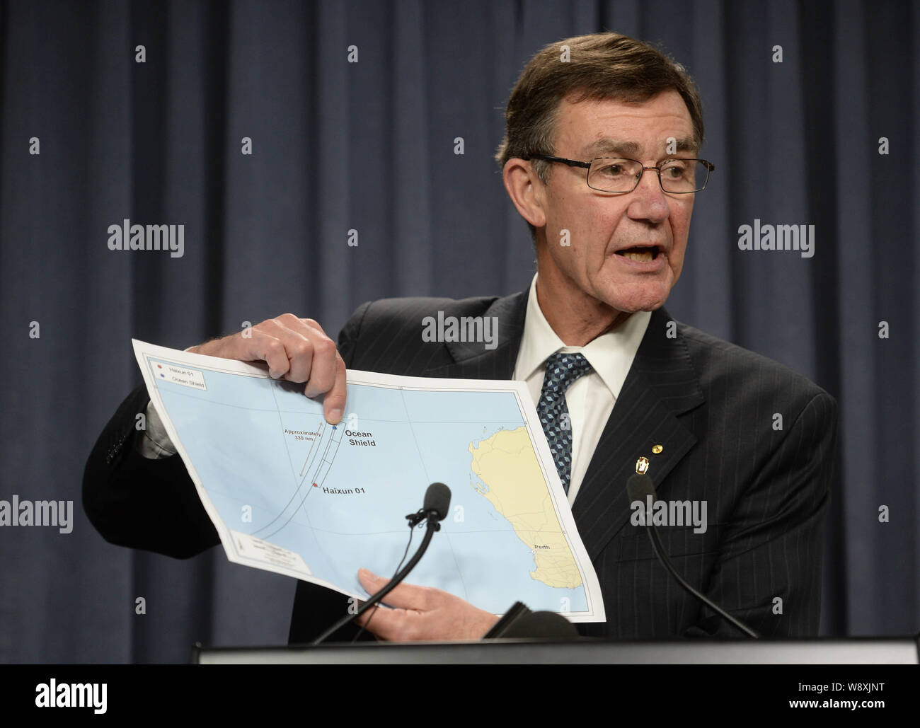 Angus Houston, chief coordinator of the Joint Agency Coordination ...