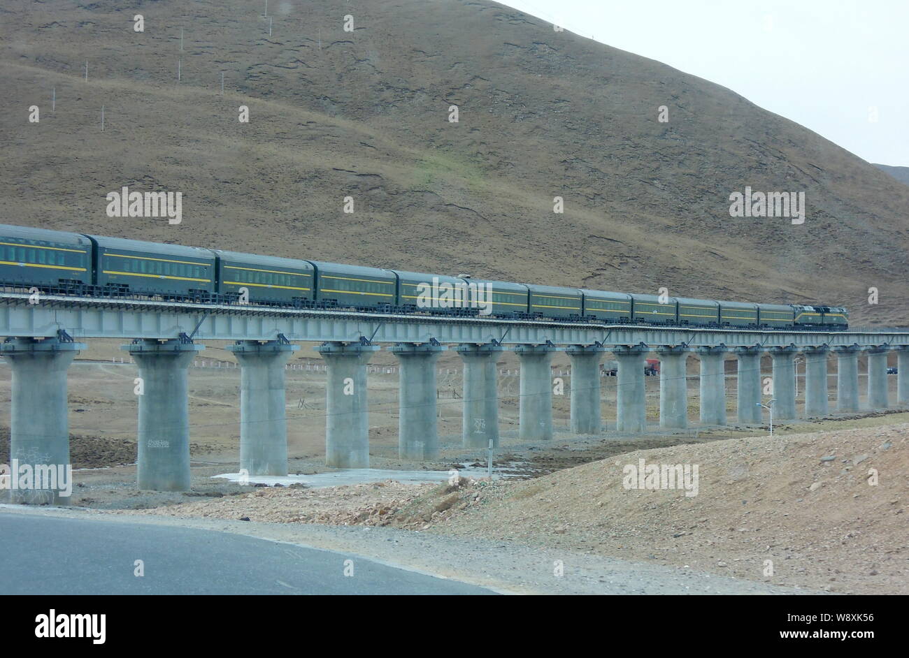 --FILE--A train travels on the Qingzang (Qinghai-Tibet) Railway in ...
