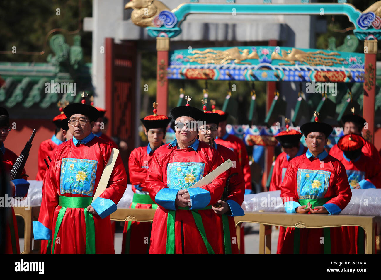 Chinese performers dressed in ancient costumes of the Qing Dynasty ...