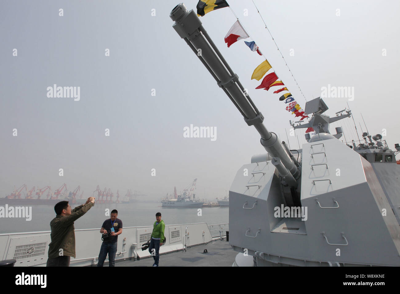 People visit the Harbin (112) guided-missile destroyer of Chinas PLA ...