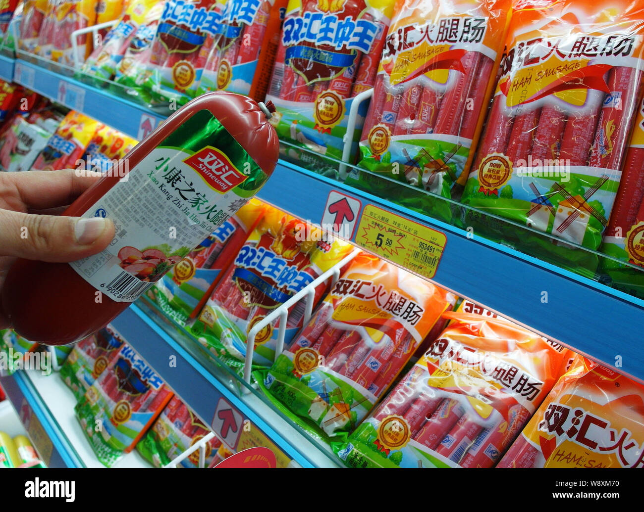 --FILE--A customer buys Shineway sausage of Shuanghui Group, now called ...