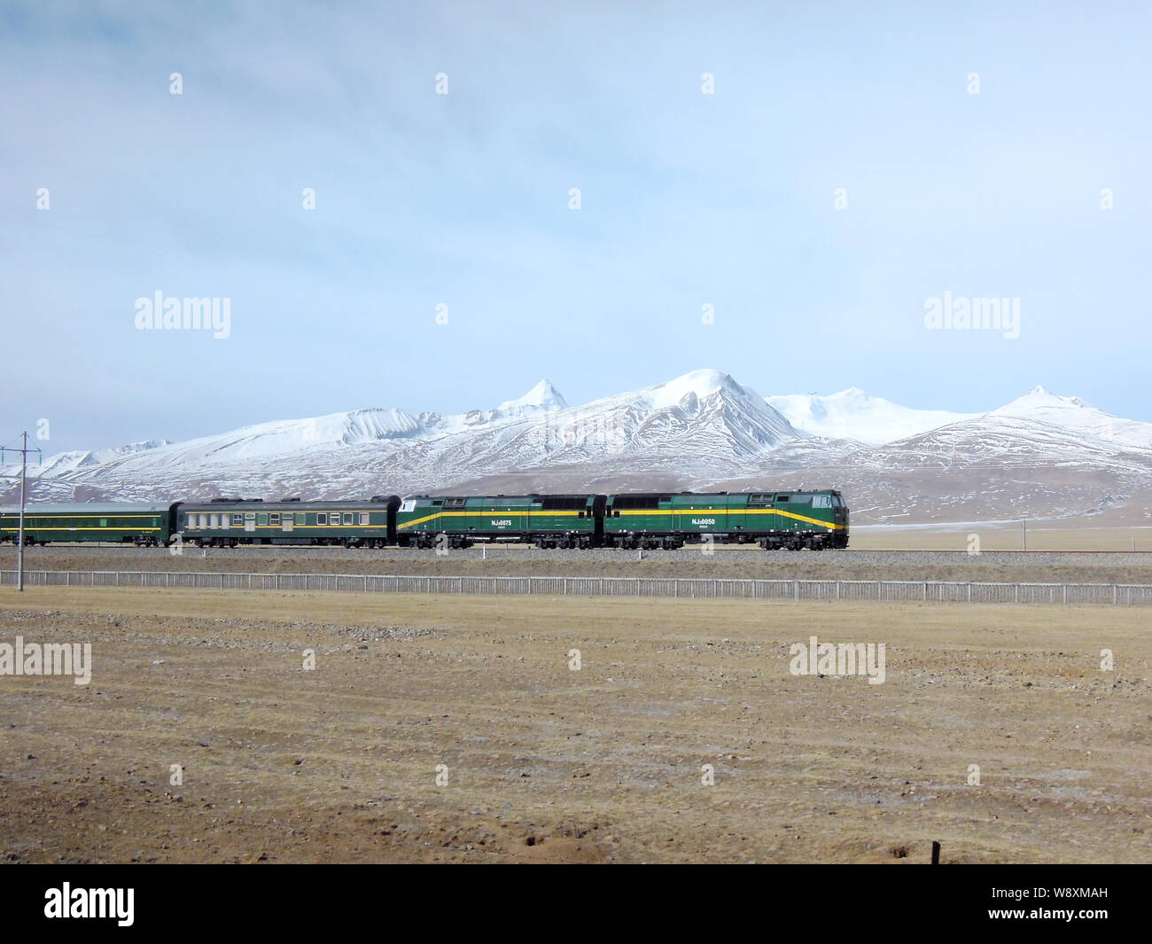 Qinghai tibet railway china hi-res stock photography and images - Alamy