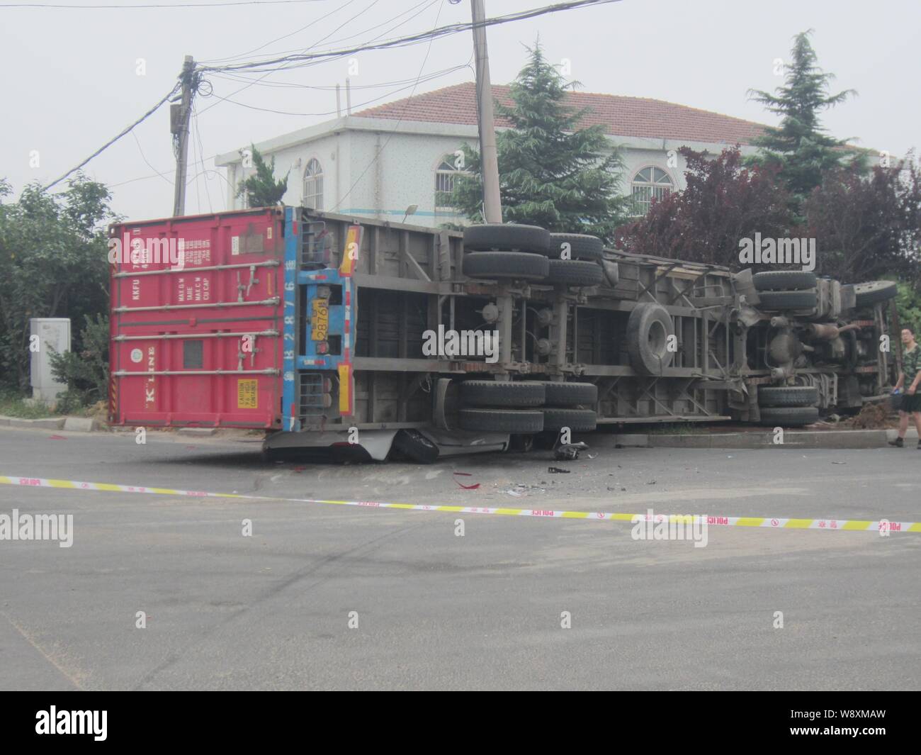 Lorry turned over hi-res stock photography and images - Alamy