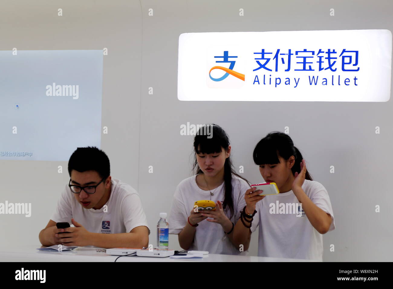 China online phones hi-res stock photography and images - Alamy