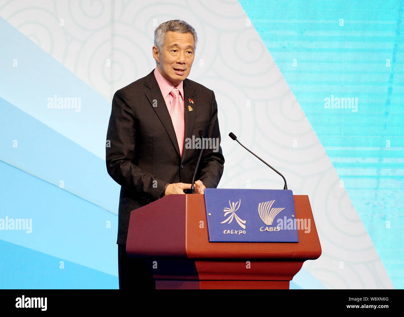 Singaporean Prime Minister Lee Hsien Loong delivers a speech at the ...