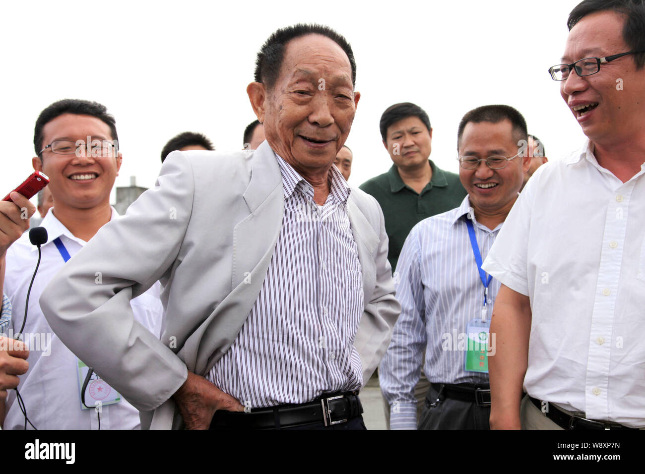 --FILE--Chinese scientist Yuan Longping, second left, known as the ...