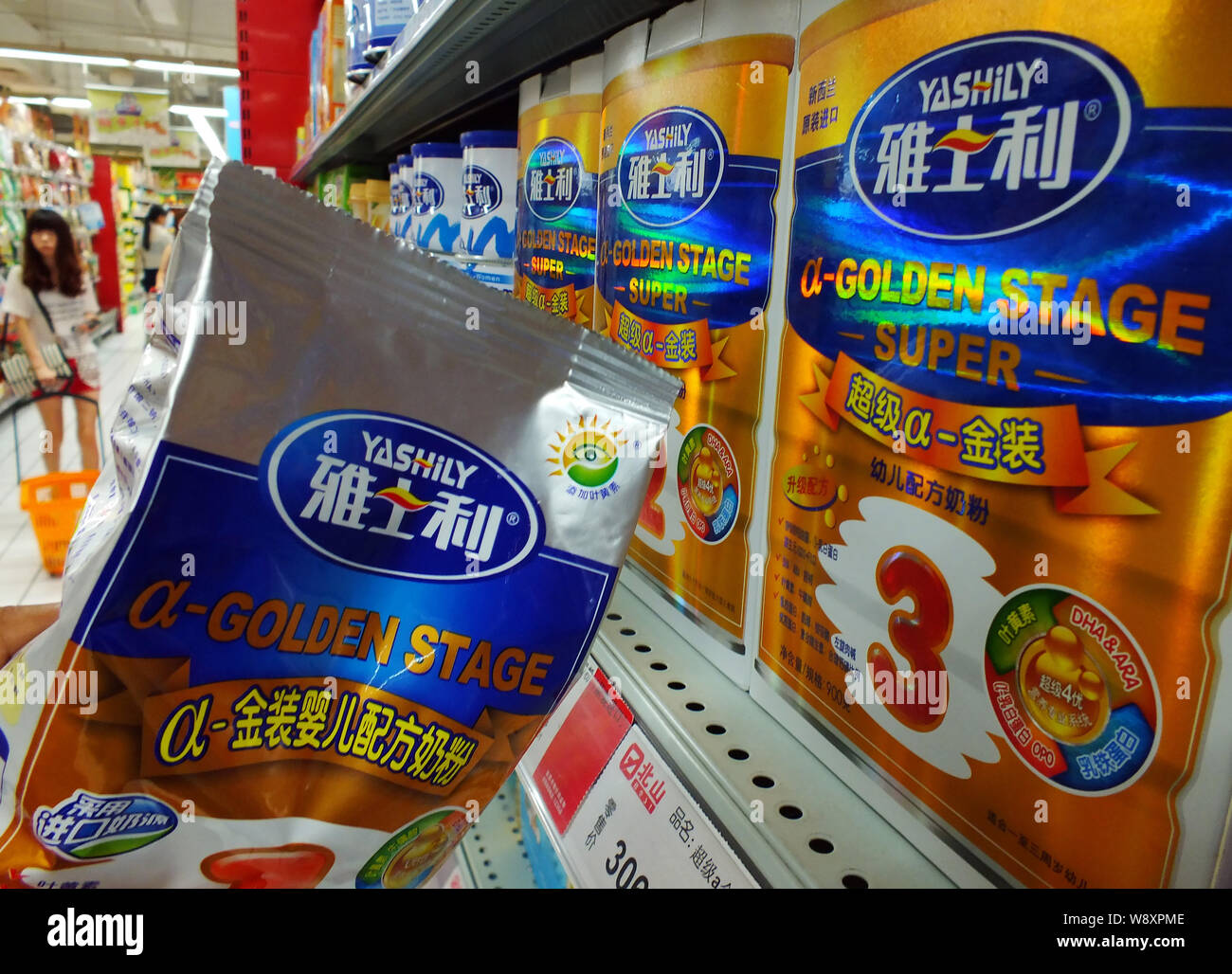 --FILE--A customer shops for a package of milk powder of Yashili ...