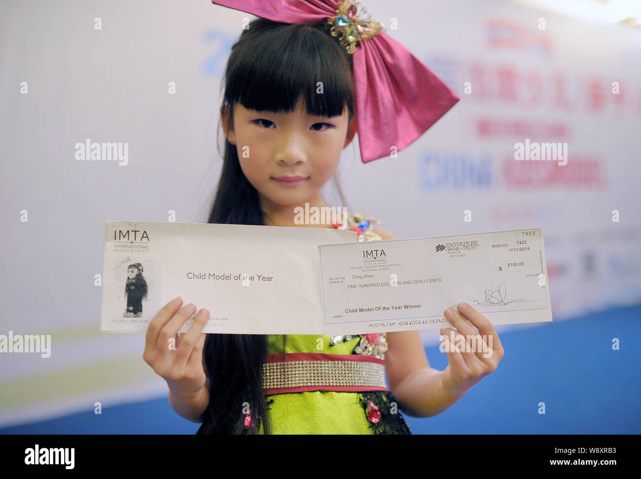 6-year-old Chinese child model Zhou Ziling shows the awards she won at ...