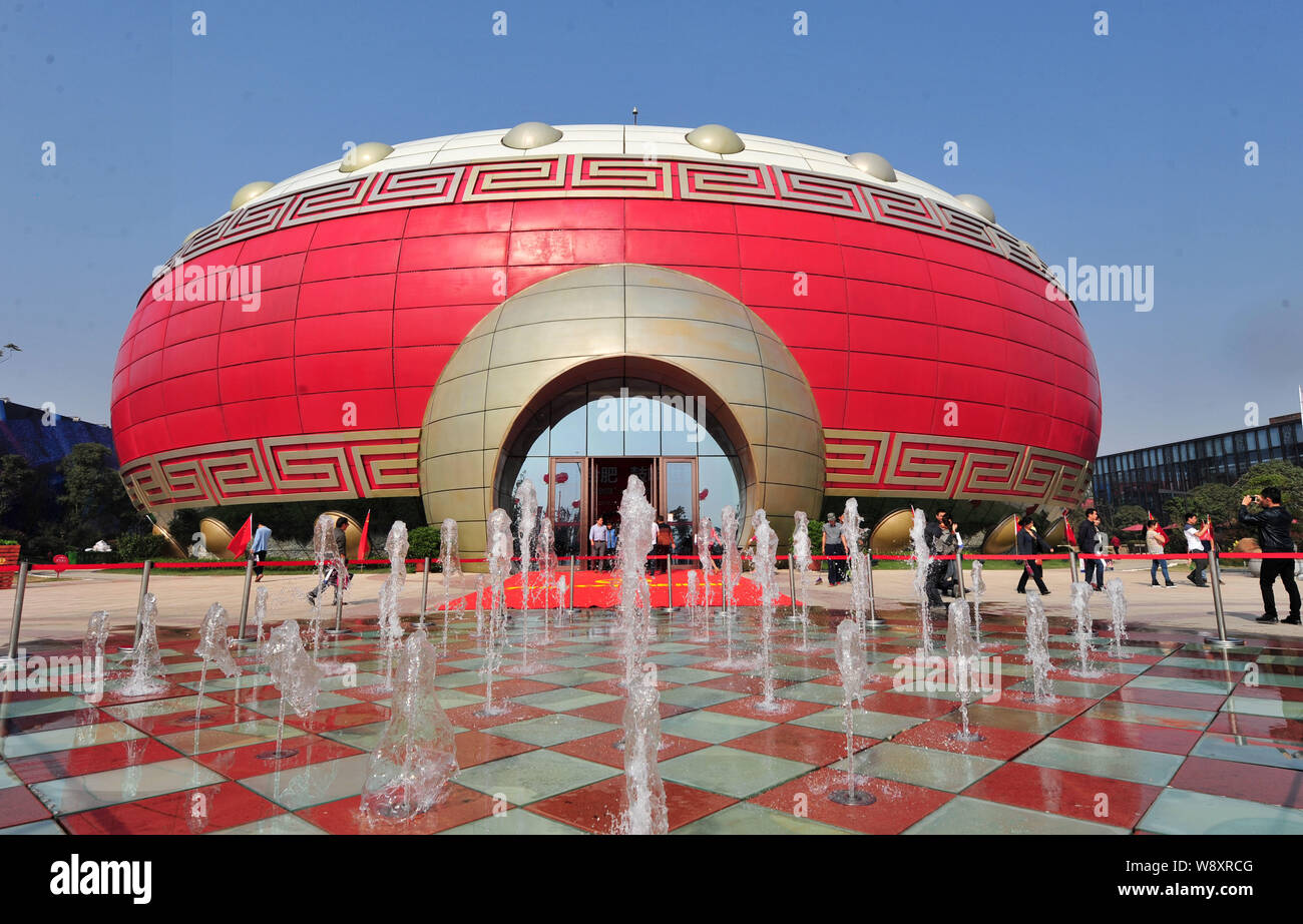 People visit the Hefei Wanda Culture and Tourism Exhibition Center ...