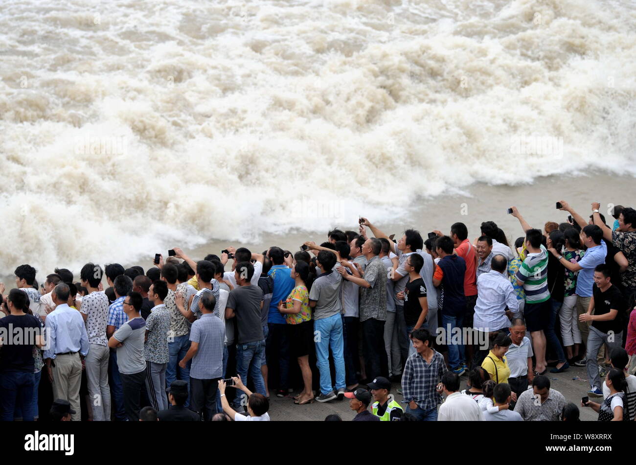Tidal wave city hi-res stock photography and images - Alamy