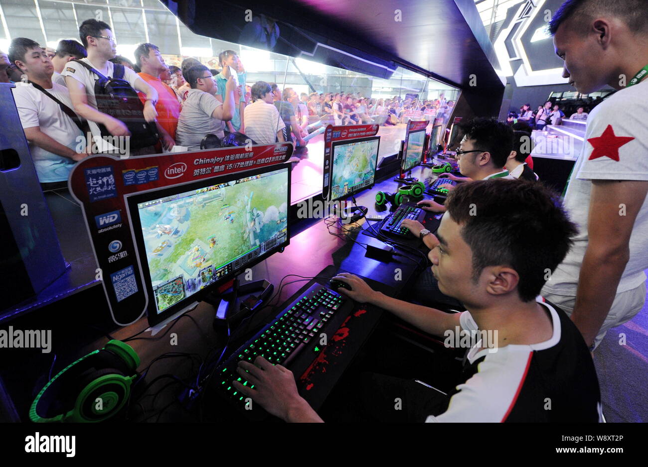 Chinese electronic game fans and the members of e-sports team Newbee ...