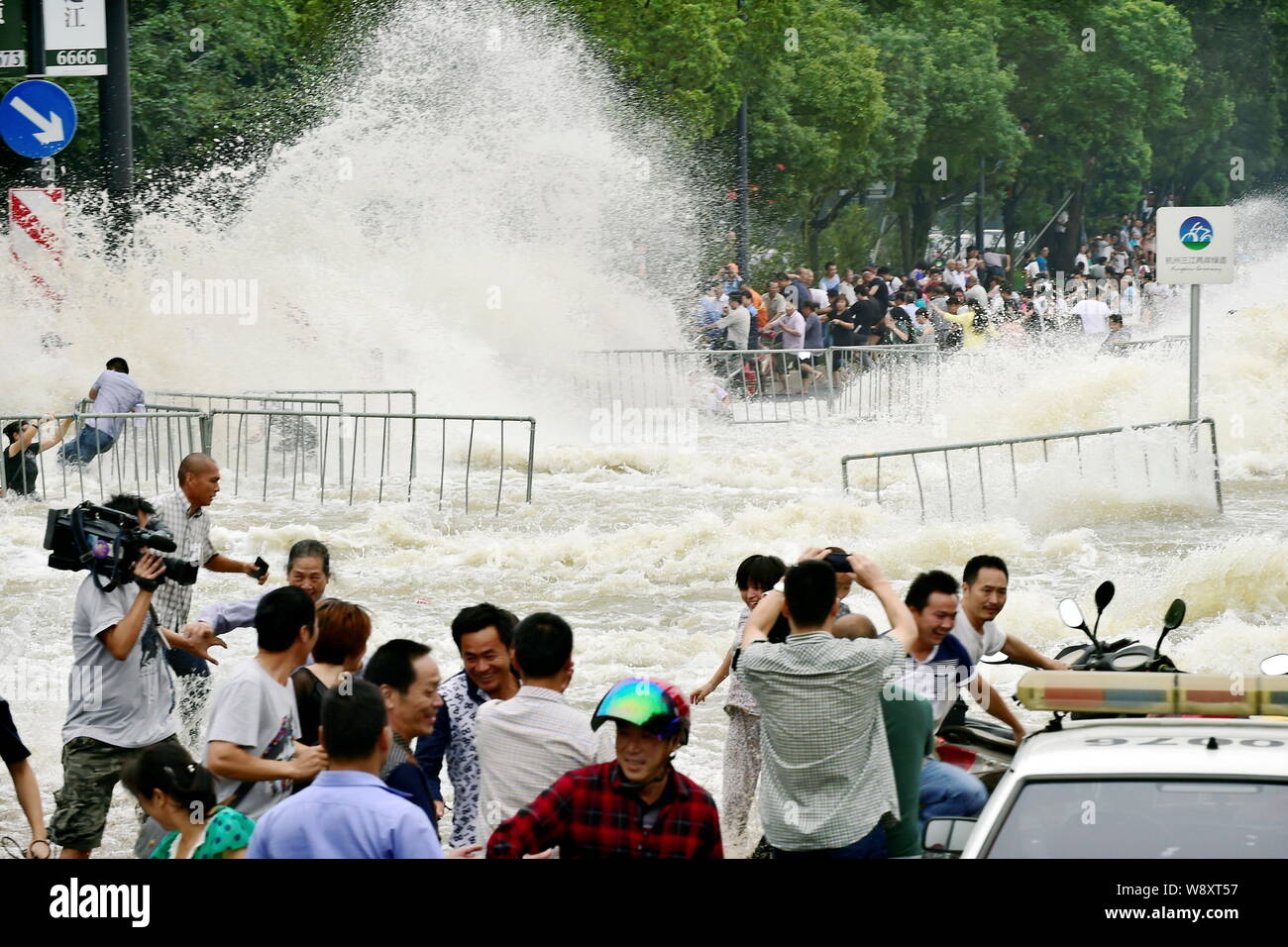 Tidal waves surge bank hi-res stock photography and images - Alamy