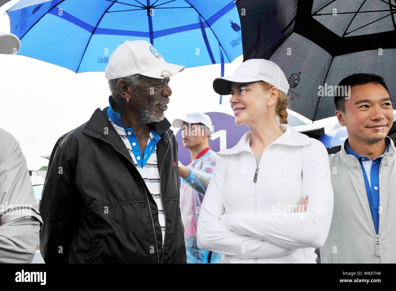 Australian actress Nicole Kidman, center, talks with American actor ...