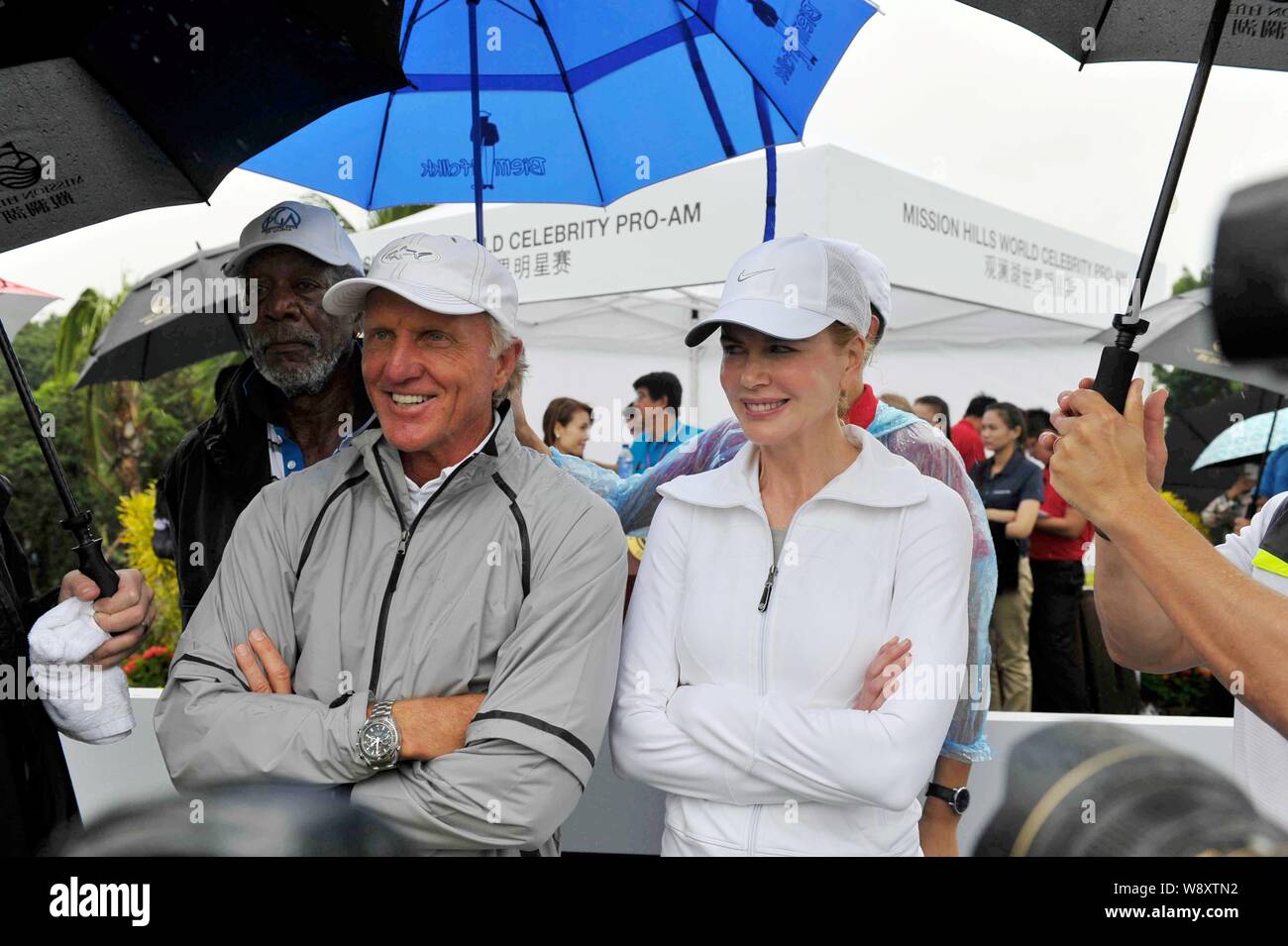 Australian actress Nicole Kidman, right, poses with Australian golfer ...