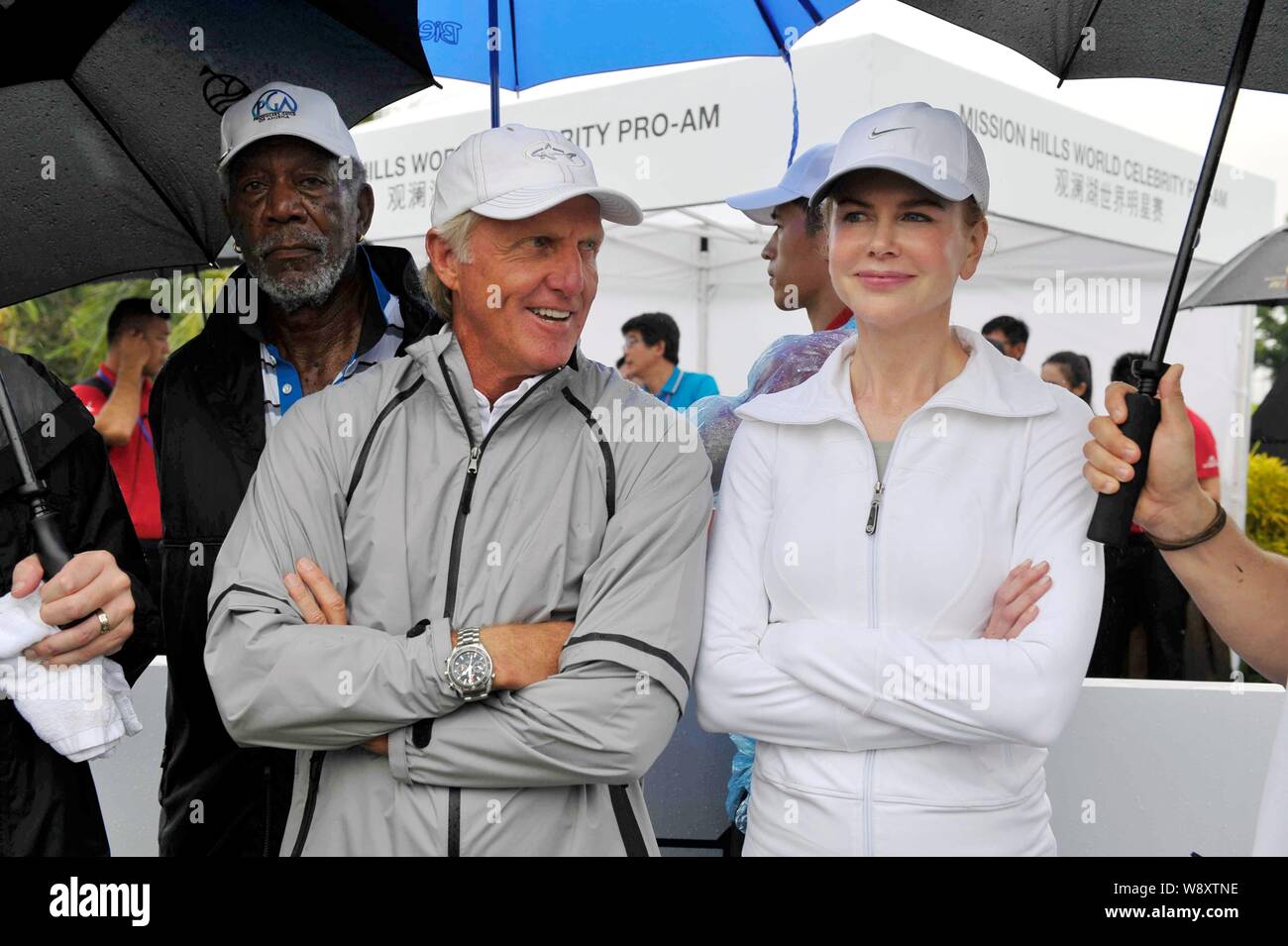 Australian actress Nicole Kidman, right, poses with Australian golfer ...