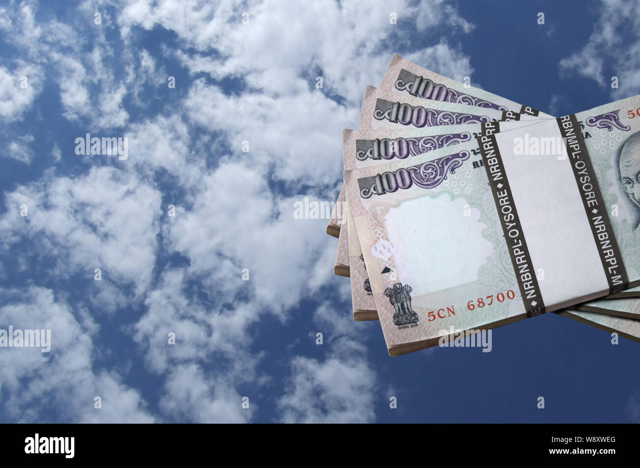 Indian currency bundle 100 rupees hi-res stock photography and images ...