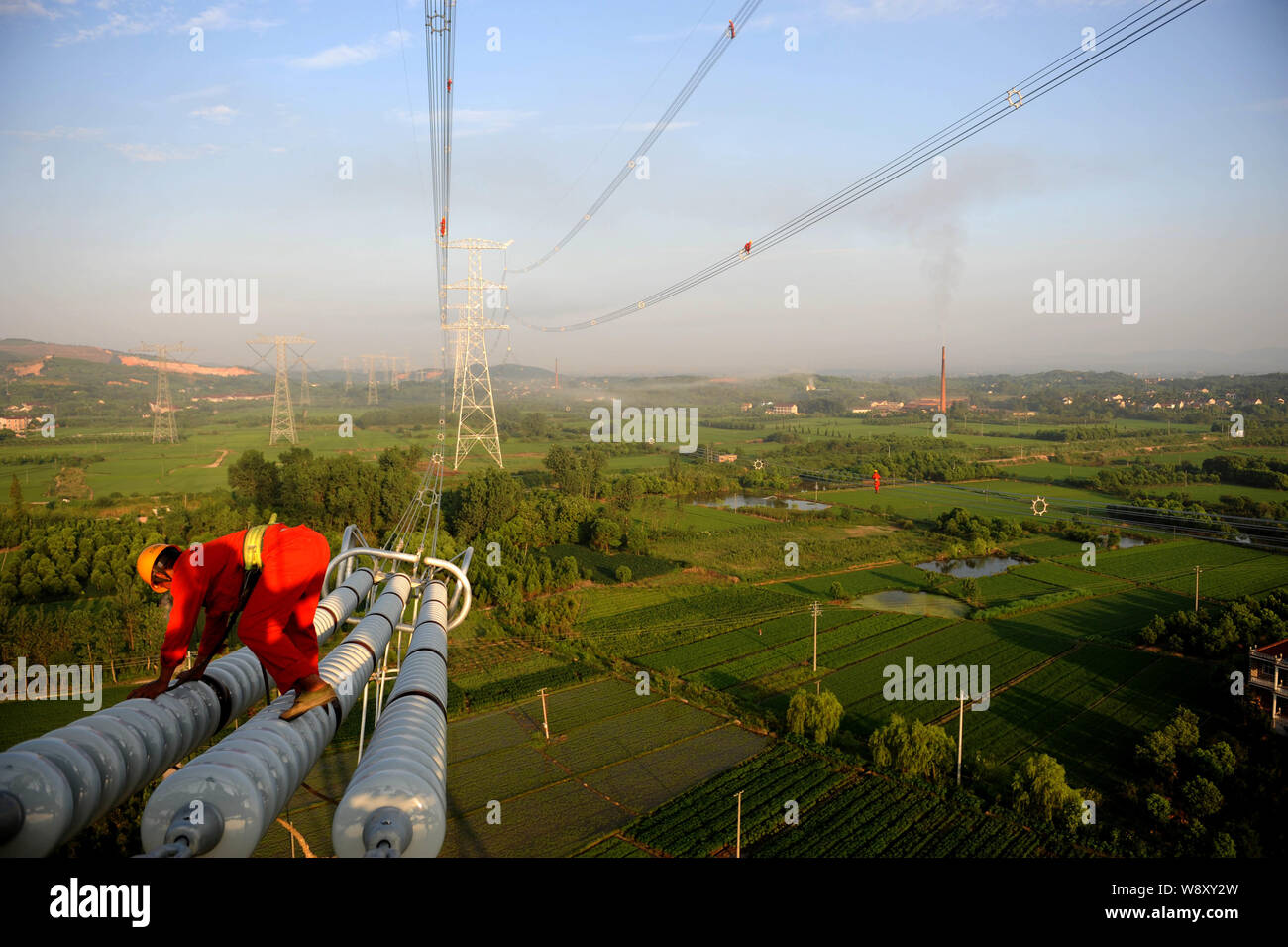 --FILE--A Chinese electrician checks and repairs high-voltage power ...