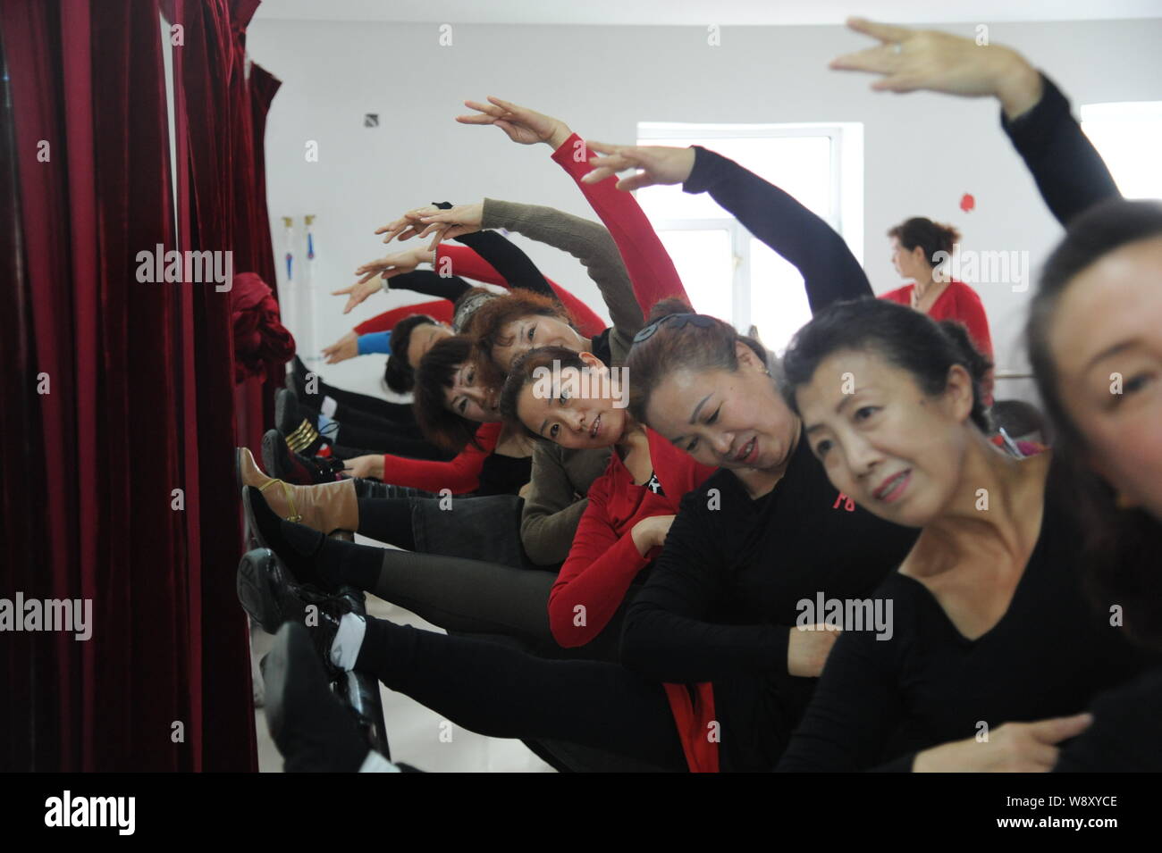 File Retired Chinese Women Bend Their Bodies And Stretch Their Legs