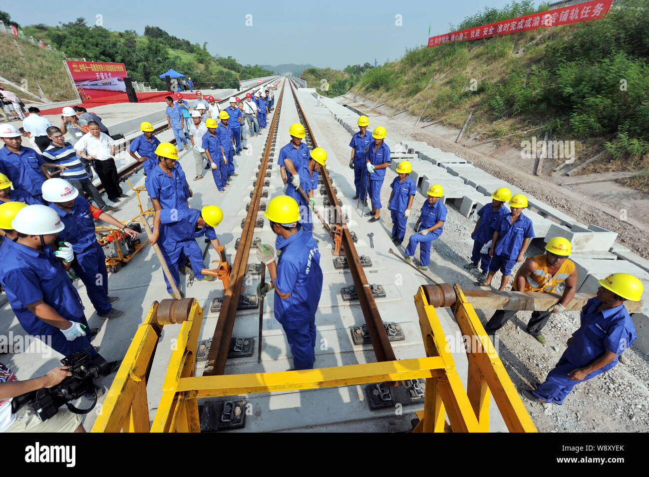 --FILE--Chinese workers pave rails of Chengyu (Chengdu-Chongqing ...