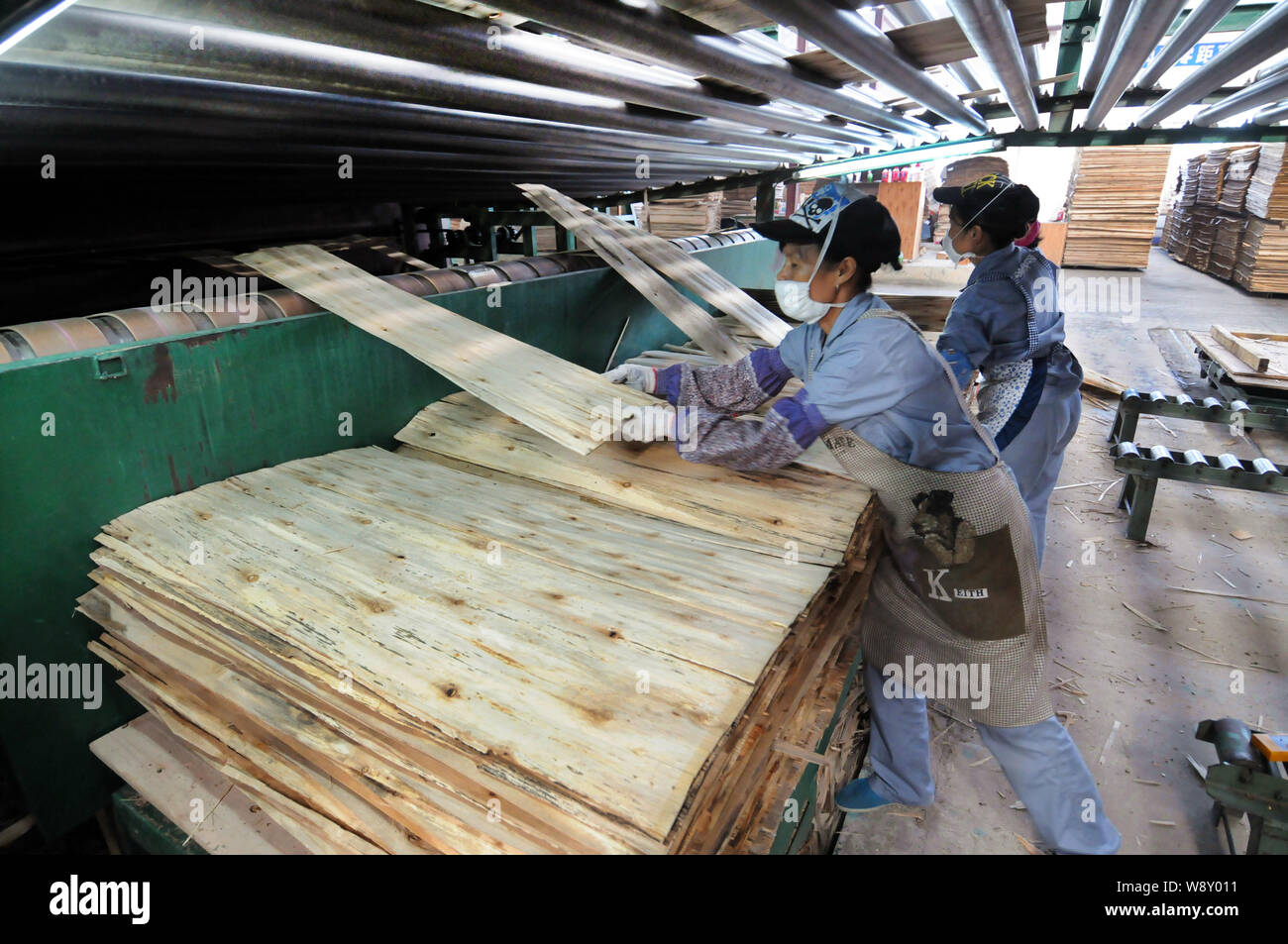 Chinese workers furniture factory in hi-res stock photography and ...