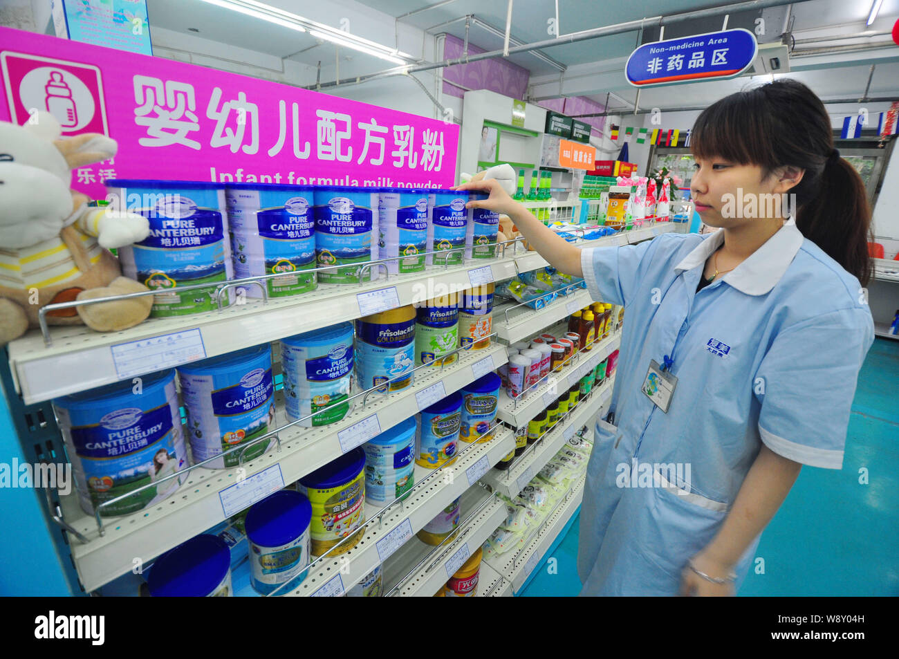 Baby formula on shelf hi-res stock photography and images - Alamy