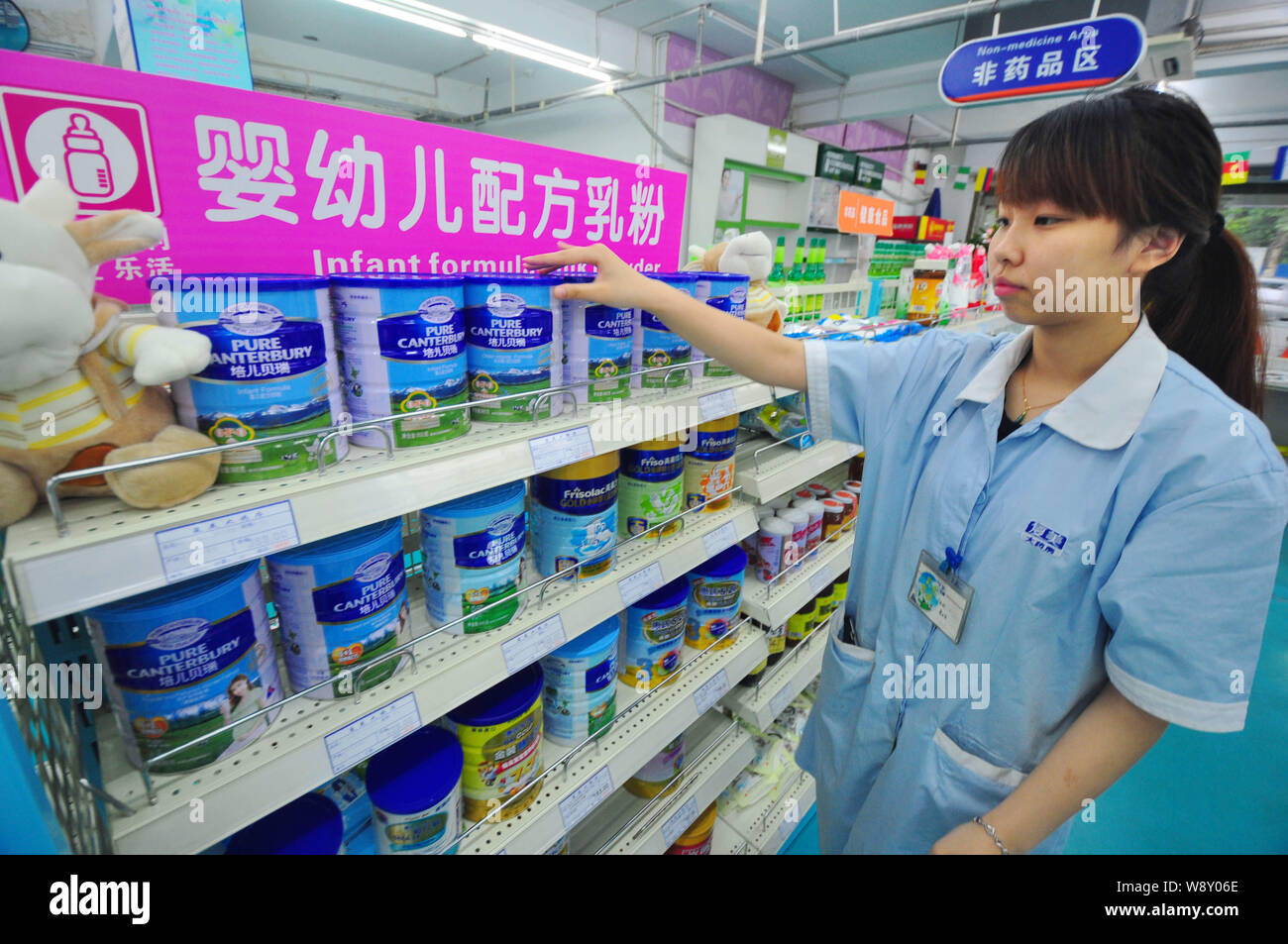 Baby formula on shelf hi-res stock photography and images - Alamy