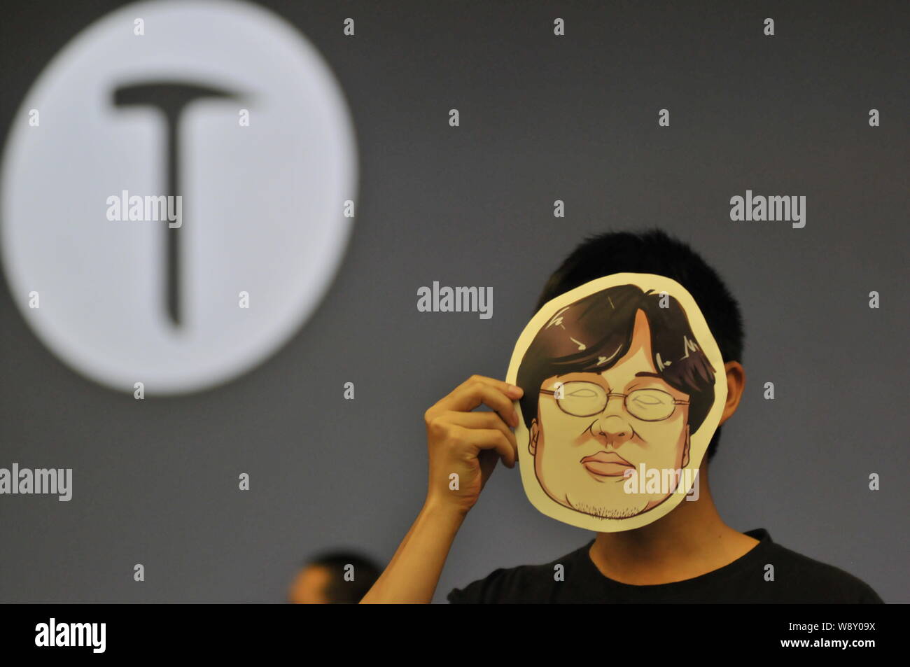 Luo fan hi-res stock photography and images - Alamy