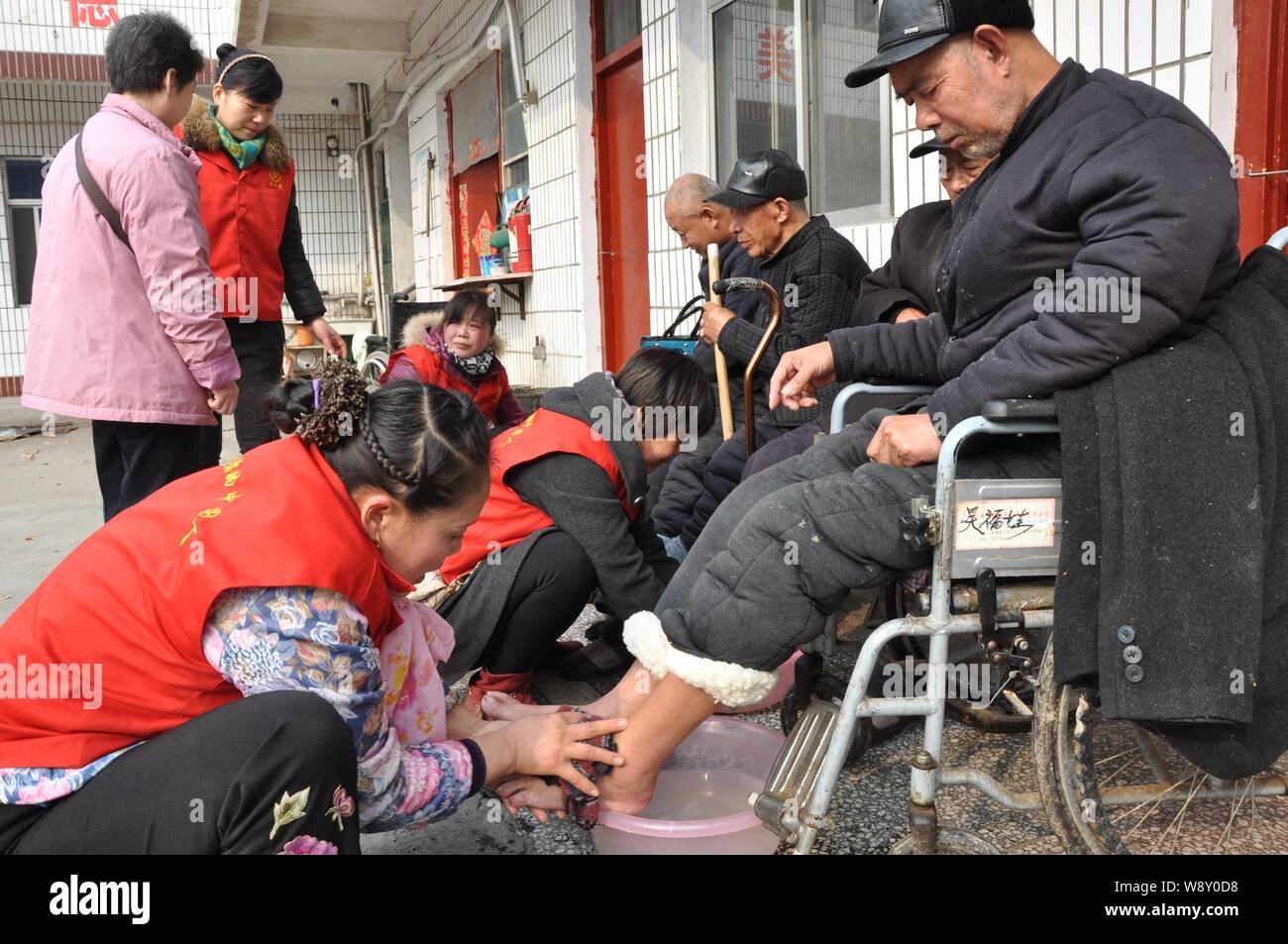 --FILE--Chinese caregivers wash feet for senior citizens at a nursing ...