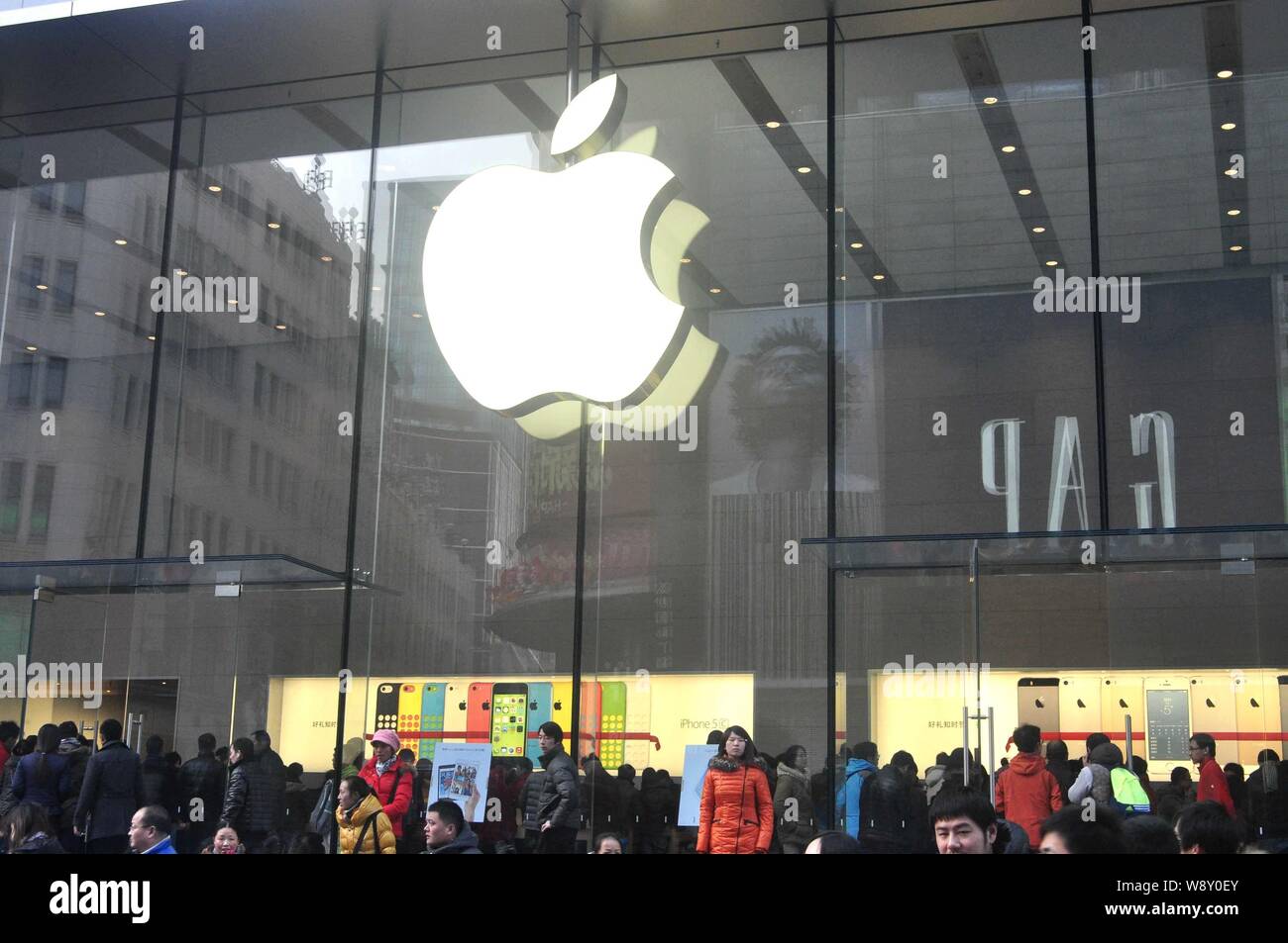 --FILE--Pedestrians crowd in front of the Apple Store on the Nanjing ...