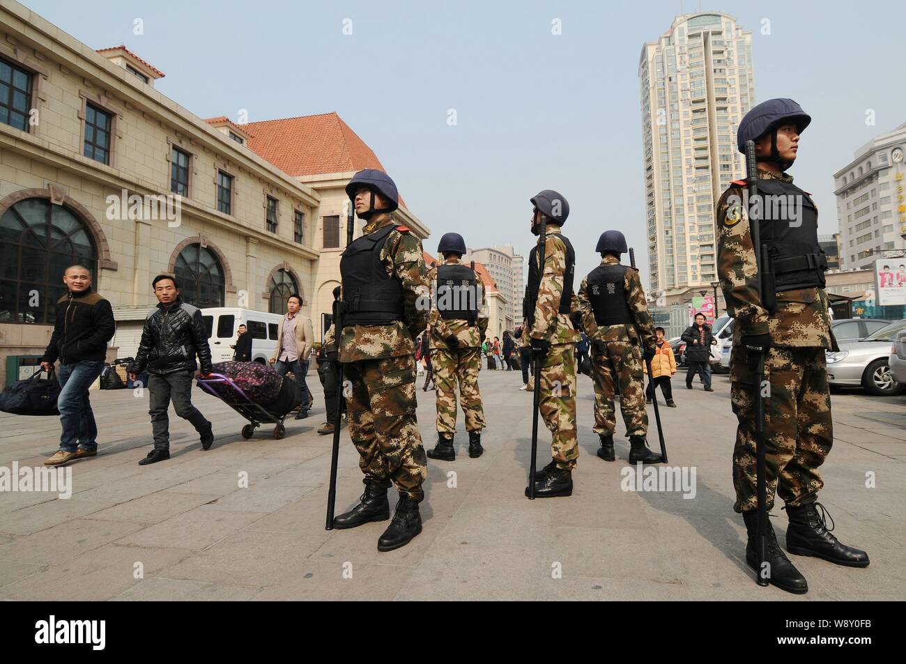 File armed security guard hi-res stock photography and images - Alamy