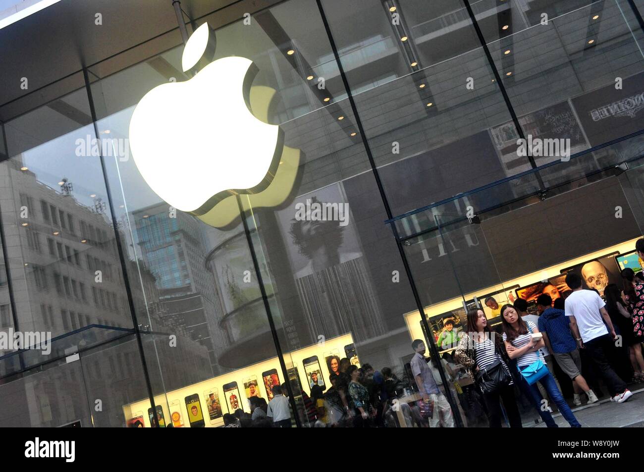 --FILE--Customers try out electronic products at the Apple Store on the ...