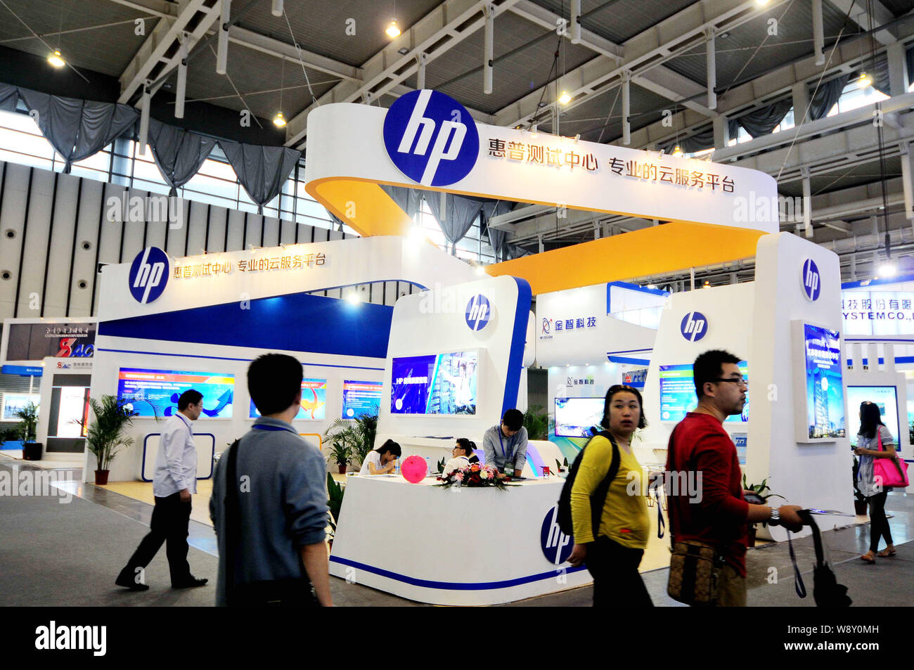 --FILE--People visit the stand of HP during the 9th China (Nanjing ...