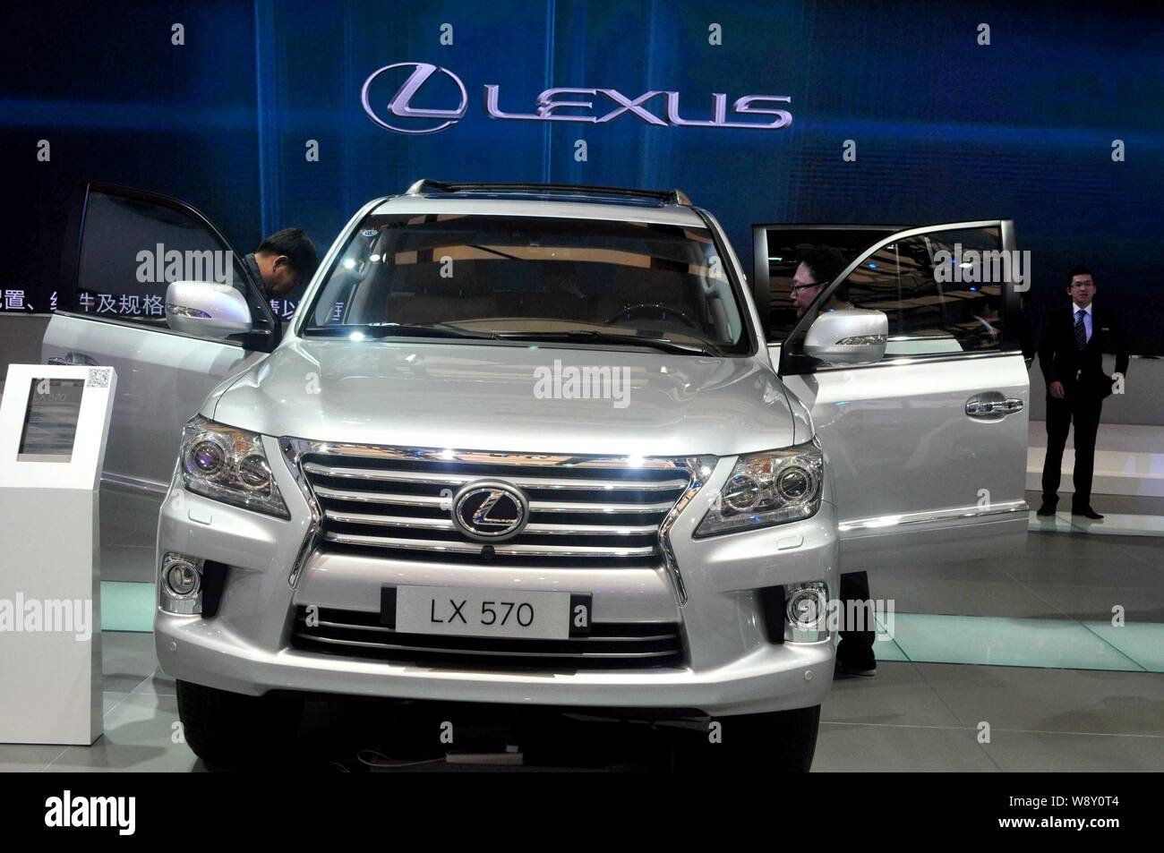 Lexus lx hi-res stock photography and images - Alamy
