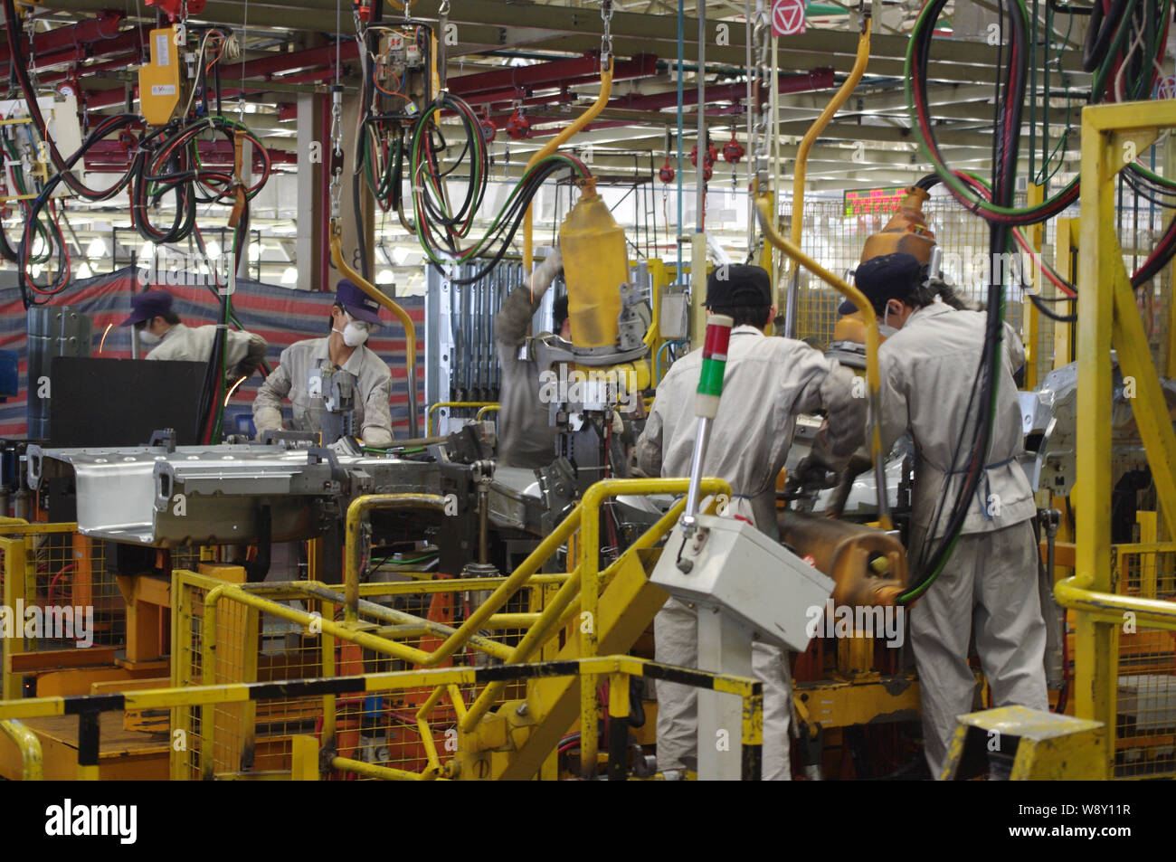 Assemble car parts hi-res stock photography and images - Alamy