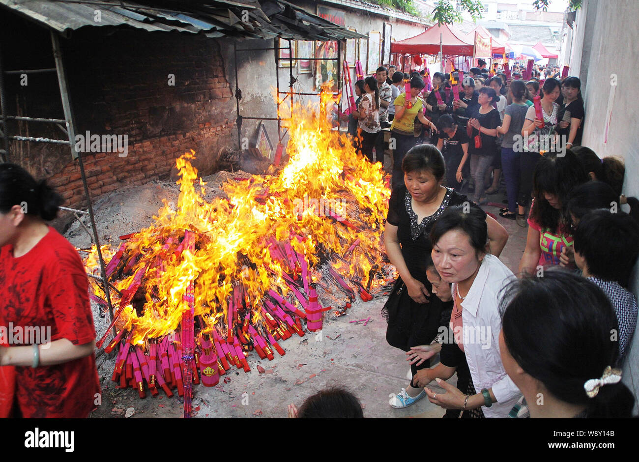 Chinese Burn And Children High Resolution Stock Photography and Images ...