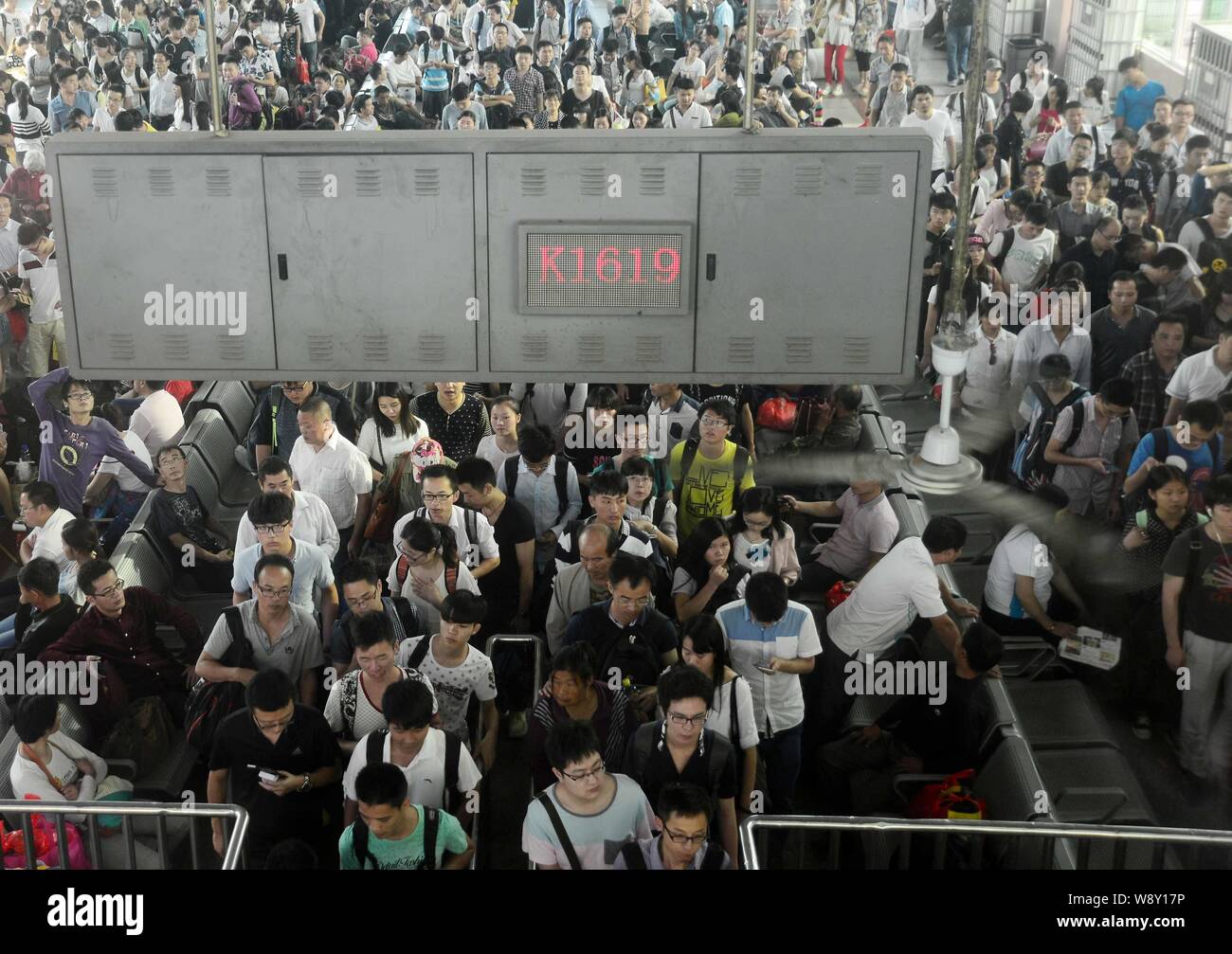 Chinese passengers who return to home or work from the National Day ...