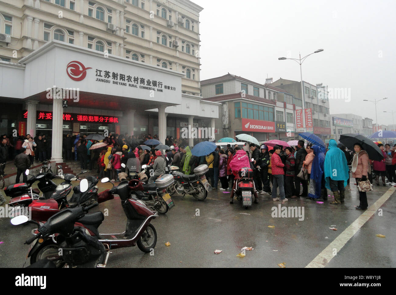 Bank withdraw money queue hi-res stock photography and images - Alamy