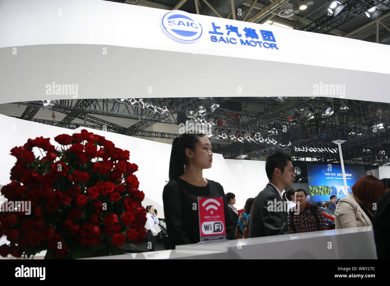 --FILE--Employees are seen at the stand of SAIC Motor during the 13th ...