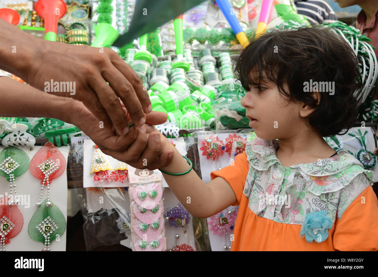 Pakistan. 11th Aug, 2019. A large number of Pakistani people purchasing ...