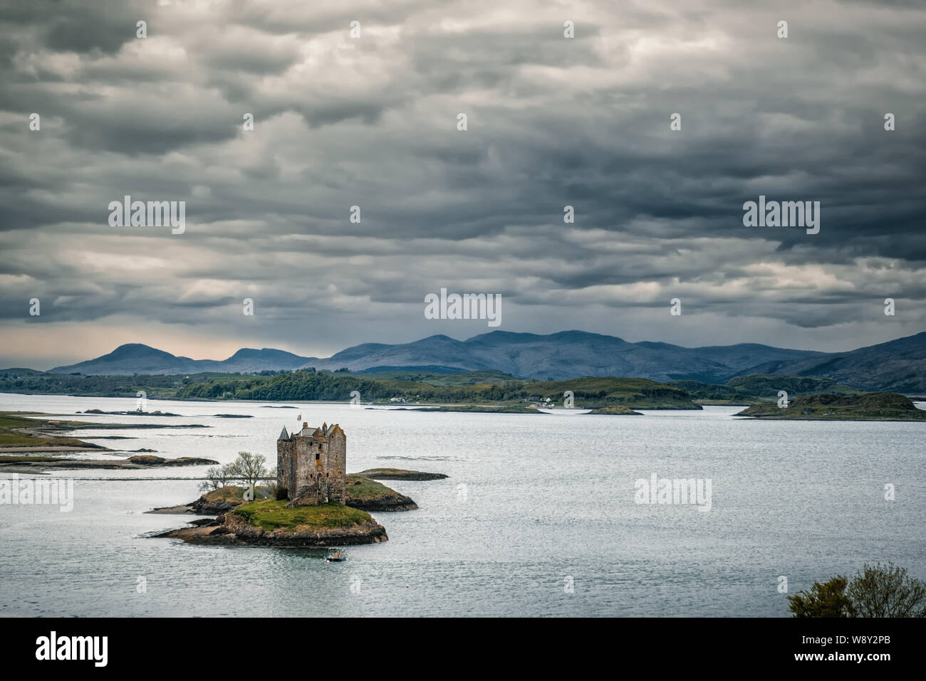 Castle stalker with flag hi-res stock photography and images - Alamy