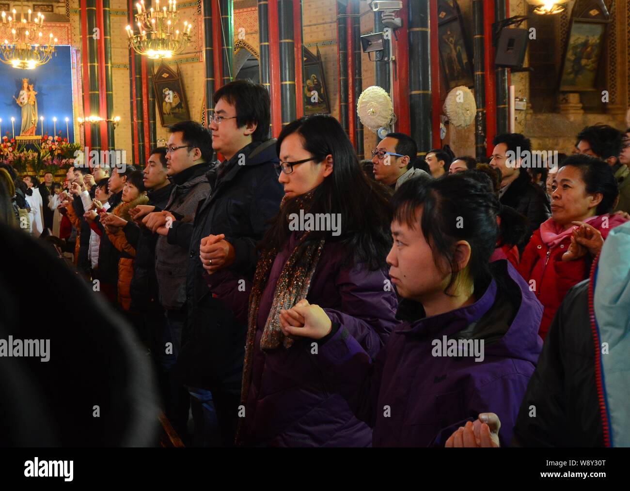 --FILE--Chinese catholics pray during a Christmas Eve Mass Serivce at ...