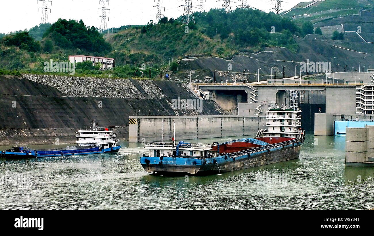 Three gorges dam ship lock hi-res stock photography and images - Alamy