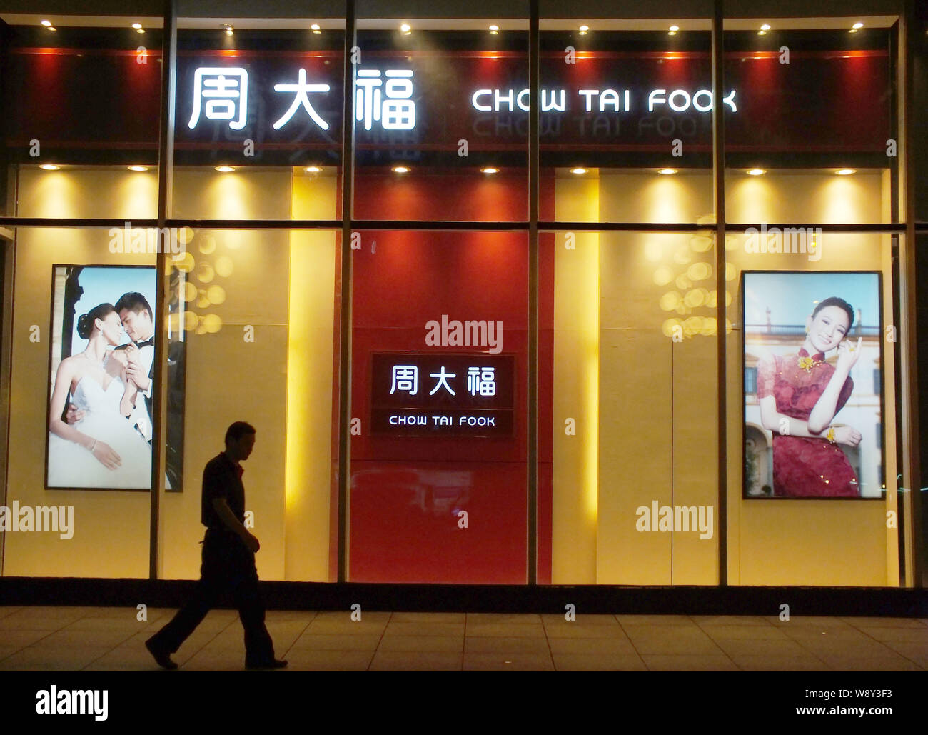 Chow tai fook jewelry hi-res stock photography and images - Alamy
