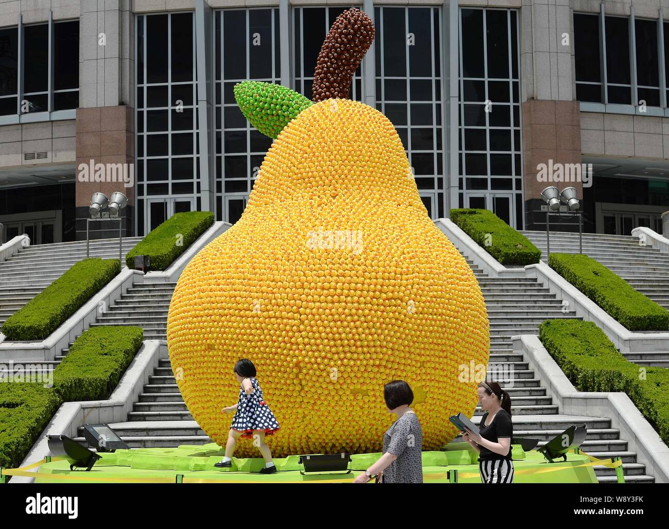 Pear walk hi-res stock photography and images - Alamy