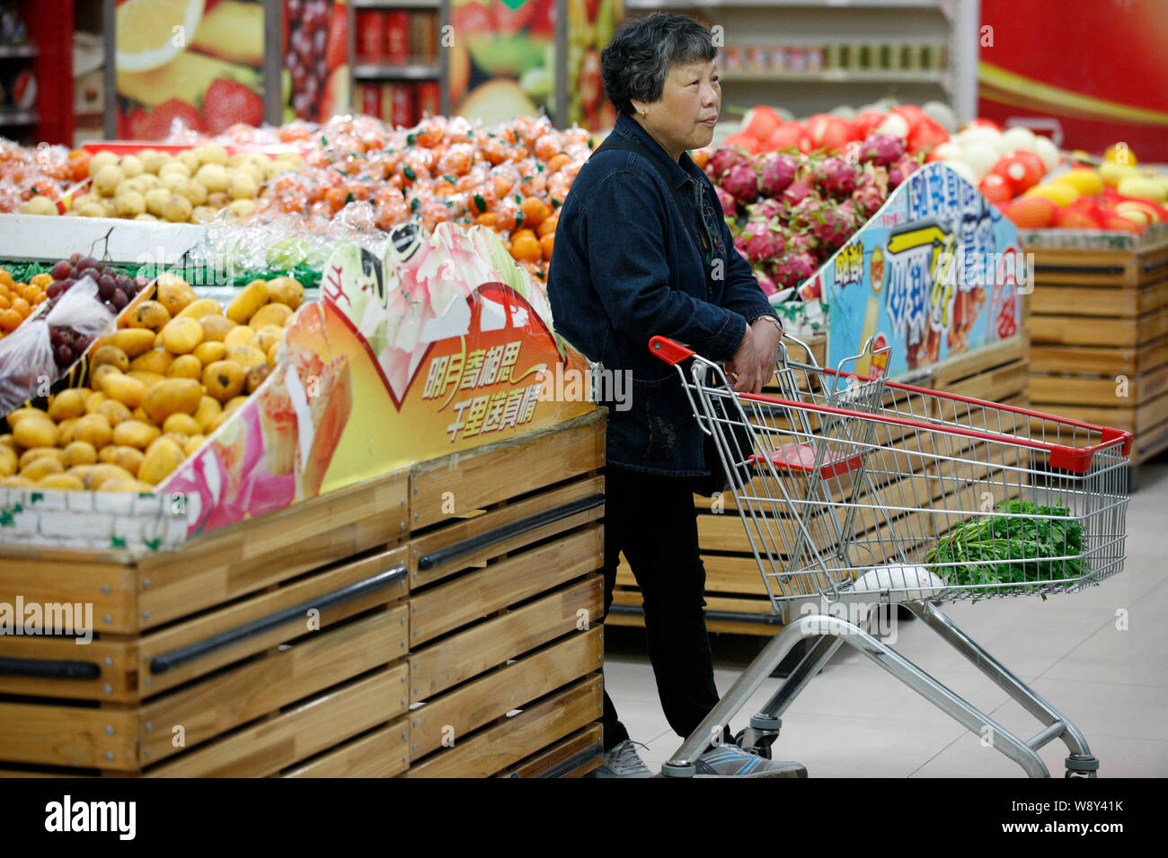 Supermarket stalls hi-res stock photography and images - Alamy