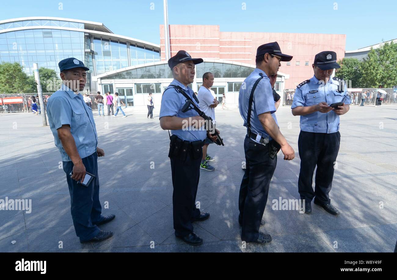 Security officers stand guard hi-res stock photography and images - Alamy